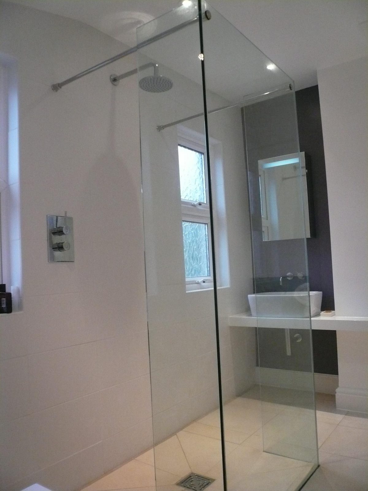 Made to measure shower screens